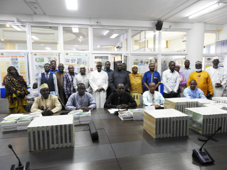 MCA-Niger fait don de documents sur la gouvernance foncière au Code ...